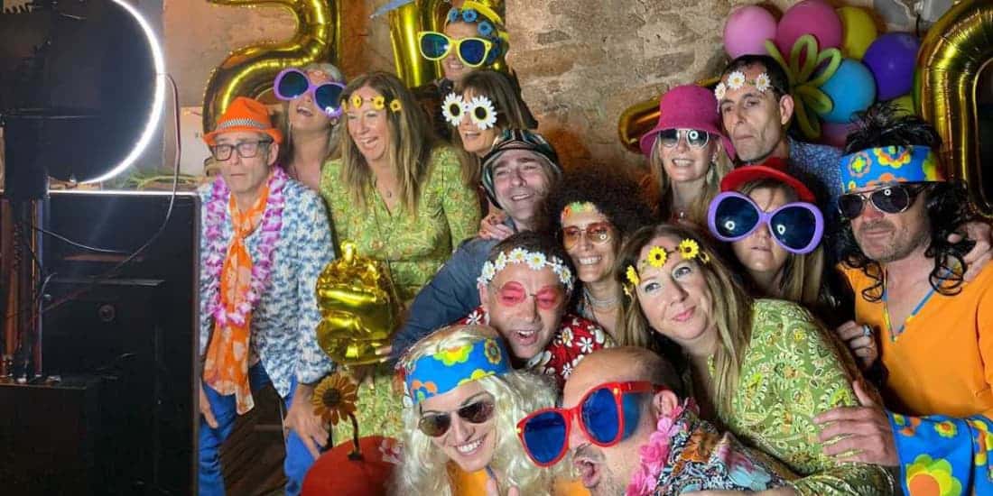 Atrezo Fotográfico: Dale un Toque Único a tus Eventos con Fotomatón ...